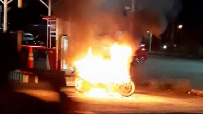 Motor Terbakar di Pintu Masuk RSBT Pangkalpinang, Diduga Korsleting Listrik - Bangkapos.com