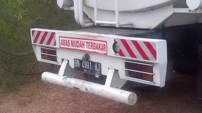 Ini Mobil Tanki BBM Pertamina Yang Kencing di Jalan - Bangkapos.com