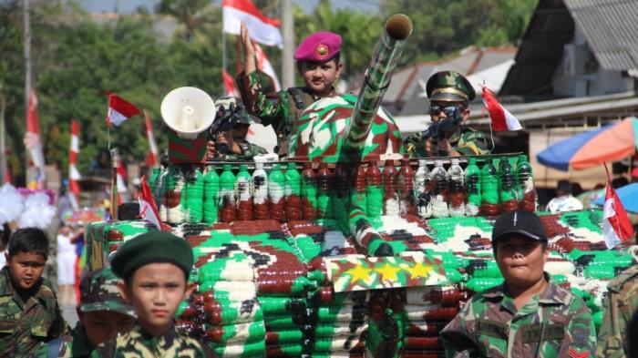 Kreatif, Botol Bekas Disulap Jadi Tank Perang - Bangkapos.com