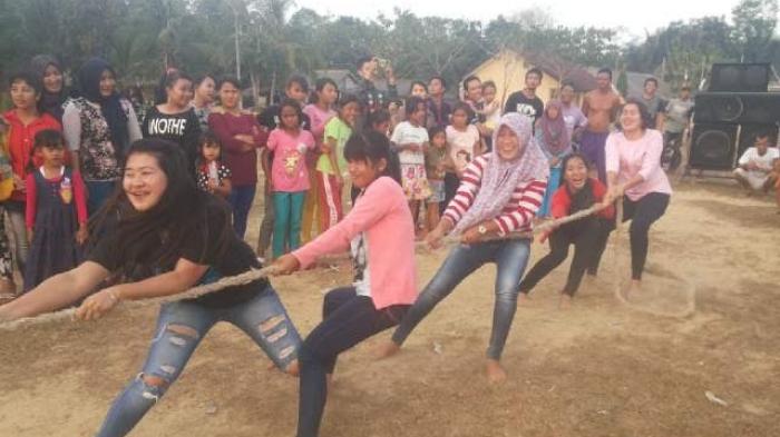Asiknya Nonton Ibu-ibu Lomba Tarik Tambang - Bangkapos.com