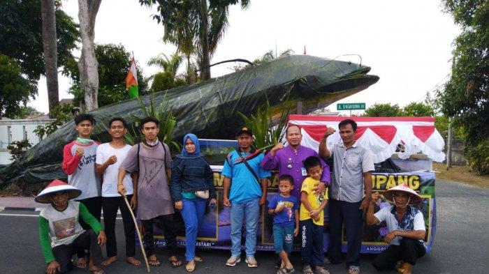 Replika Ikan Tapah Raksasa Masuk Kota Diarak Warga Pubes di Jalan Raya ...