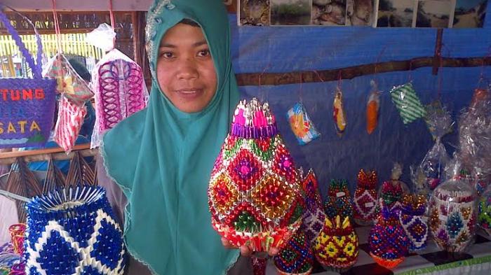 Vas Bunga Cantik Ini Kerajinan Tangan Khas Desa Tanjung Rusa ...