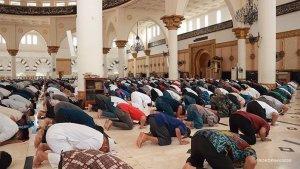 Niat dan Tata Cara Sholat Jumat Bahasa Arab, Latin Lengkap dengan ...