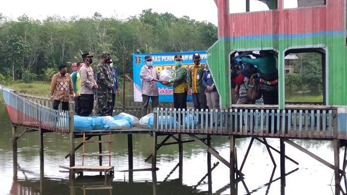 11 Ribu Bibit Ikan Ditabur di Lokasi Cekdam Wisata Danau Walet Desa ...