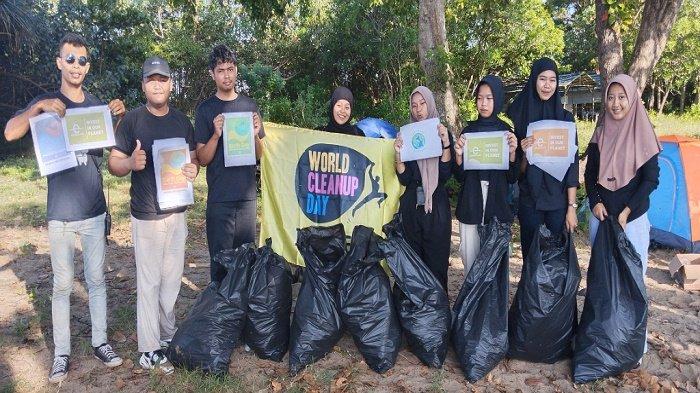 Maknai Hari Bumi, Puluhan Aktivis Lingkungan Perang Sampah di Pantai ...