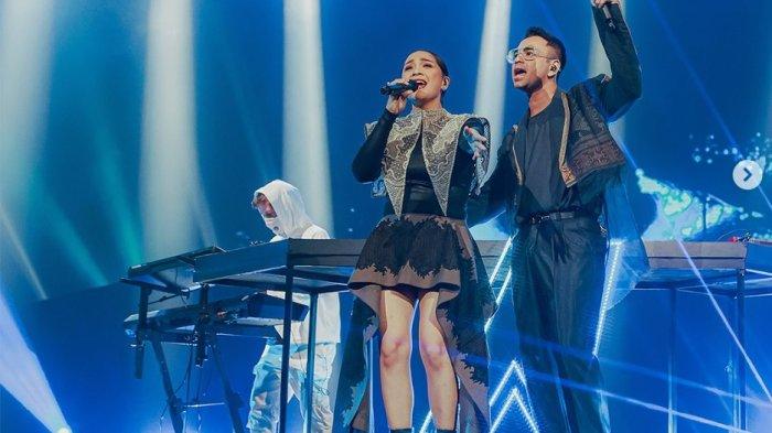 Harga Setelan Nagita Slavina Kala Tampil Bareng DJ Alan Walker, Sepatu ...