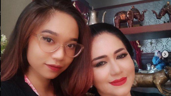 Sosok Bintang Film yang Tak Gengsi Kini Jualan Baju di Pinggir Jalan ...