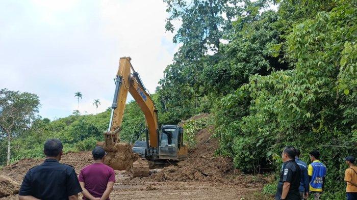 Update Longsor Jalan Batulicin-Kandangan, Material Longsor Masih Tutupi Jalan - Banjarmasinpost ...