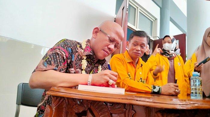 Bedah Buku di ULM Banjarmasin, Pius Lustrilanang Cerita Pernah Diculik dan Disiksa ...