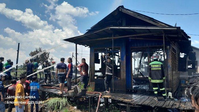 Api Berkobar di Desa Gudang Hirang Sungai Tabuk, Dua Rumah Hangus ...