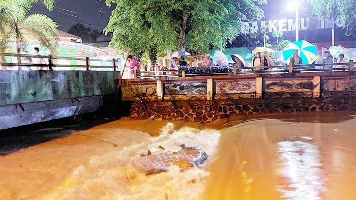 BREAKING NEWS, Sungai Kemuning di Banjarbaru Meluap, Air Merendam Rumah Warga dan Jalan ...