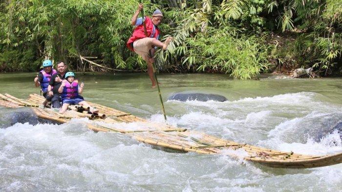 Ramai Wisatawan Bamboo Rafting, Para Joki Sampai Layani 3 Trip Loksado ...