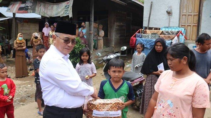 Kunjungi Korban Banjir di Malinau, Bupati HSS Serahkan Bantuan Perbaikan Rumah - Banjarmasinpost ...