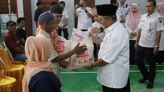 Luncurkan Bantuan Program Bapanas, Bupati Fikry Salurkan Beras untuk 16 ...