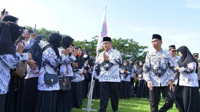 Peringatan HUT Ke-77 PGRI dan HGN 2022, Bupati Achmad Fikry Perjuangkan Guru Kontrak Menjadi ...