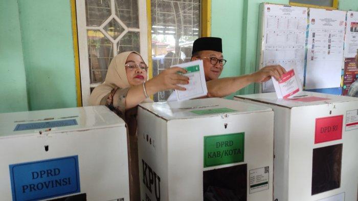 Gunakan Hak Pilih Pada Pemilu 2024, Bupati Tabalong Bersama Keluarga Jalan Kaki ke TPS ...