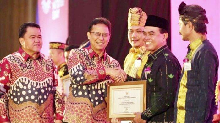 Bupati Tanah Bumbu Zairullah Azhar Meraih Penghargaan dari Kementerian Kesehatan ...