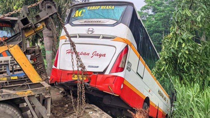 Kronologi Tabrakan Bus dan Inova di Kediri, Puluhan Orang Terluka - Banjarmasinpost.co.id