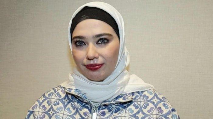 Kini Berhijab, Model Catherine Wilson yang Baru Pulang Umrah Tetiba ...