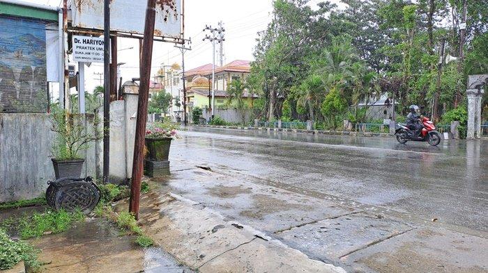 Hujan Bikin Jalan di Kota Rantau Basah dan Licin, Pengendara Wajib ...
