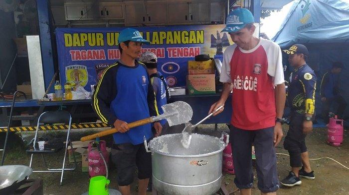 Bantu Warga Korban Banjir, Pemkab HST Dirikan Dapur Umum dan Bagikan Ke Rumah Warga Terdampak ...