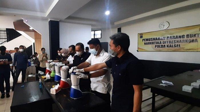 Ditresnarkoba Polda Kalsel Musnahkan Sekilo Sabu & Puluhan Butir Ekstasi, Pengungkapan 32 Kasus ...
