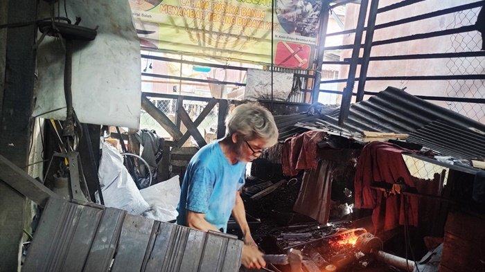 Mengunjungi Bengkel Keris Empu Rambut Perak di Jalan Jati Kota ...