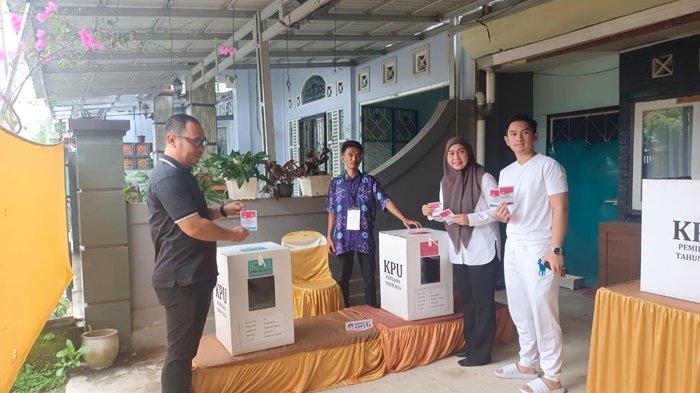 Datang Bersama Suami dan Anak ke TPS, Calon Wali Kota Banjarbaru Lisa ...