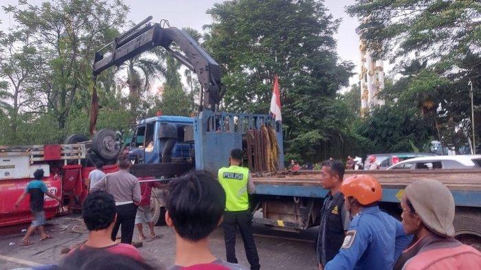 Terbalik di Jalan A Yani Km 40 Martapura, Sopir Truk Tangki Bermuatan Bio Solar Mengaku ...