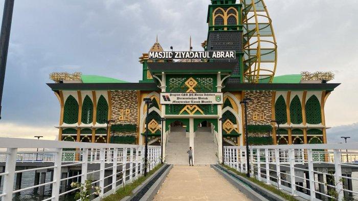 WISATA KALSEL- Masjid Apung Ziyadatul Abrar Pagatan, Salah Satu Tujuan ...