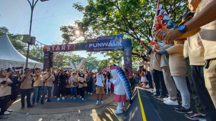 Berbagai Kostum Unik Meriahkan Fun Walk yang Digelar KPU Tanahbumbu ...
