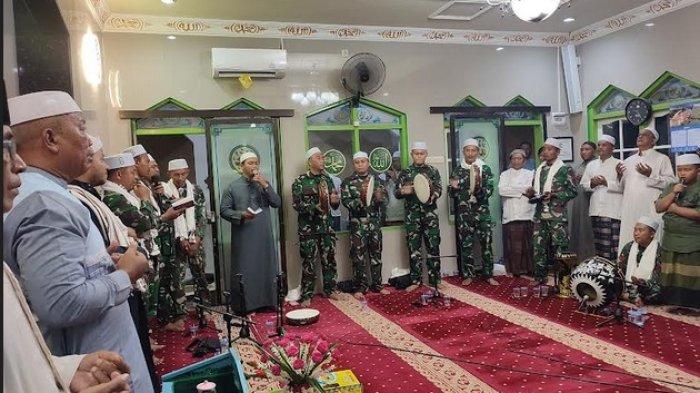 Kenakan Pakaian Loreng dan Peci, Grup Maulid Habsy Kodim 1006 Banjar ...