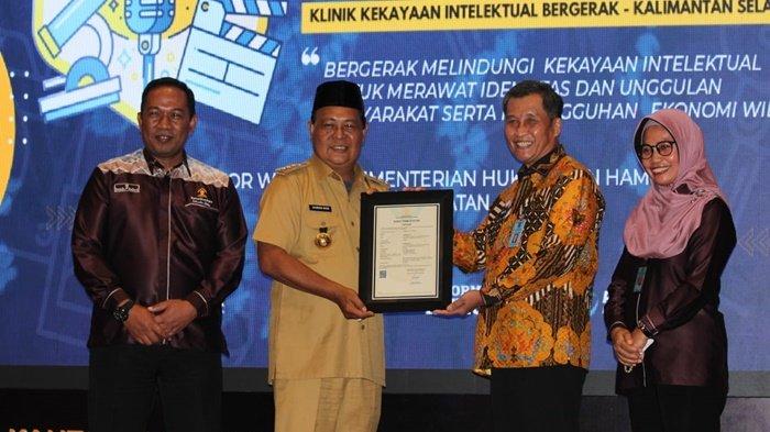 Mobile Intellectual Property Clinic, Kemenkumham Kalsel Serahkan Sertifikat Hak Cipta Mars ...