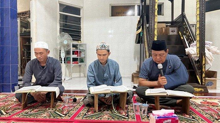 Paman Birin Tadarusan di Labuan Tabu dan Ikut Mengecat Musala di ...