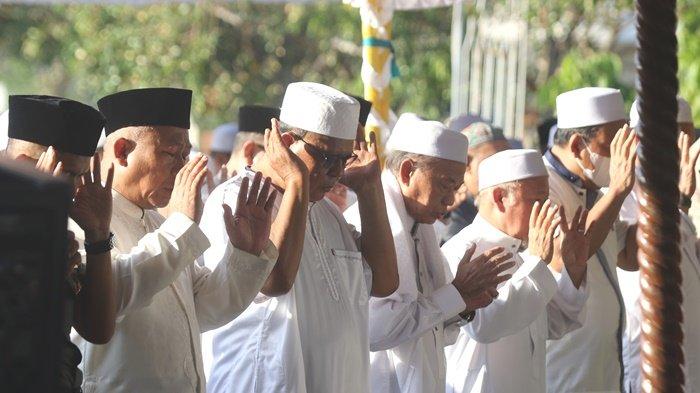 Gubernur Kalsel Sahbirin Noor Bersama Masyarakat Laksanakan Salat ...