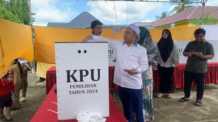 Mencoblos di TPS 01 Desa Salam Babaris Tapin, H Yamani Optimistis Raup ...