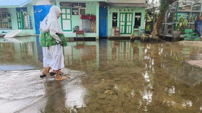 Banjir Rob Melanda, SDN Antasan Besar 7 Banjarmasin Langganan Tergenang ...