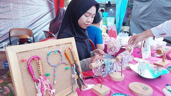 Seni Karya Tangan Merangkai Manik-manik Penghasil Cuan di Banjarbaru ...