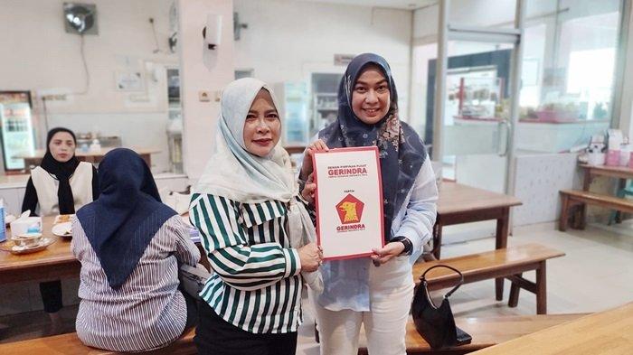 Maju di Pilwali Kota Banjarbaru 2024, Hj Erna Lisa Halaby Terima SK ...