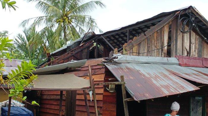 Atap Terbang Diterjang Puting Beliung, Tilam dan Harta Benda Warga ...