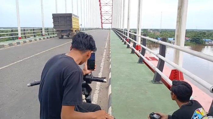 Aksi Kreatif Irwan Cs, Tekuni Fotografi Jalanan di Jembatan Rumpiang ...