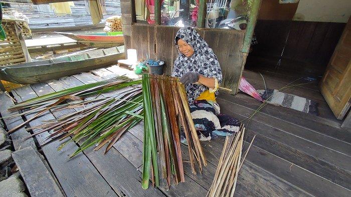 Tak Kalah oleh Produk Modern, Pengrajin Atap Tradisional dari Daun ...