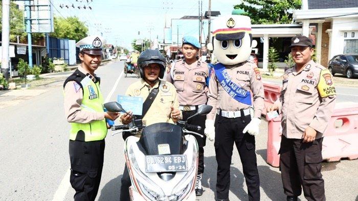 Polisi Tegur Belasan Pengendara di Hari Kedua Operasi Keselamatan Intan 2024 di HST ...