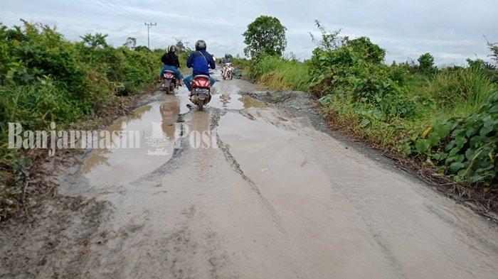 Jemaah Melintasi Kubangan di Tajau Landung Menuju Haul Guru Sekumpul ...