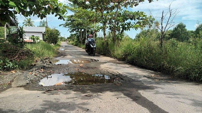 Jalan Menuju Aluh-aluh Banjar Penuh Lubang, Ancam Keselamatan Pengguna Jalan - Banjarmasinpost.co.id