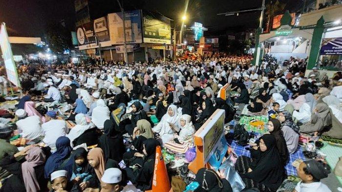 Kondisi Terkini Haul ke-5 Guru Zuhdi, Ribuan Jemaah Padati Jalan ...