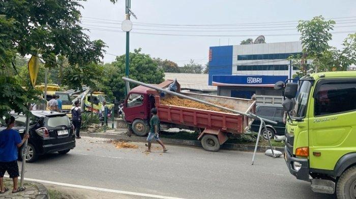Arus Lalulintas Sempat Terganggu, Truk Tabrak Median Jalan di S Parman Bontang Kaltim ...