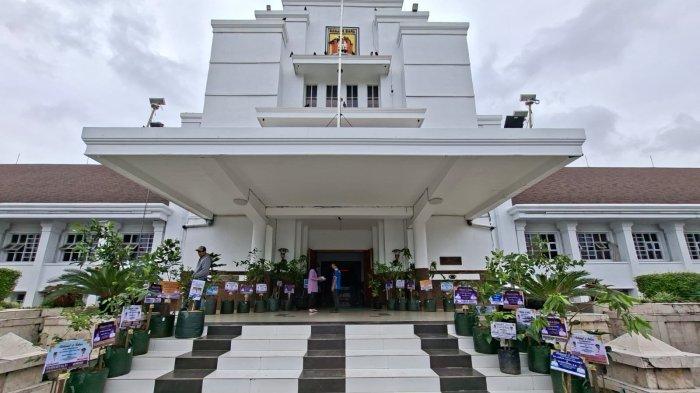 Karangan Bunga Diganti Tanaman Hidup,Ucapan Selamat Lisa-Wartono ...