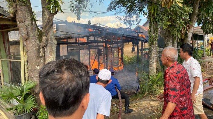 Kebakaran di Desa Mudalang Tanbu Diduga Dipicu Korsleting Listrik, Muncul Percikan Api dari Atap ...