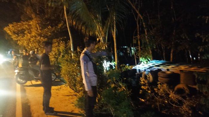 Oleng Saat Melintas di Desa Sei Rukam Tabalong, Truk Bak Kayu Tabrak ...